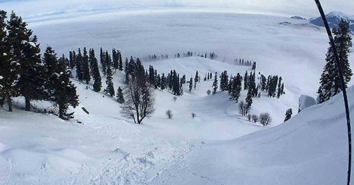 Weather in hills: Heavy snow shuts Srinagar airport for second ...